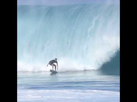 A Solid Closeout 😖🌊 #bigwaves #pipeline #surfing #hawaii #northshore #solid #huge #scary #beach