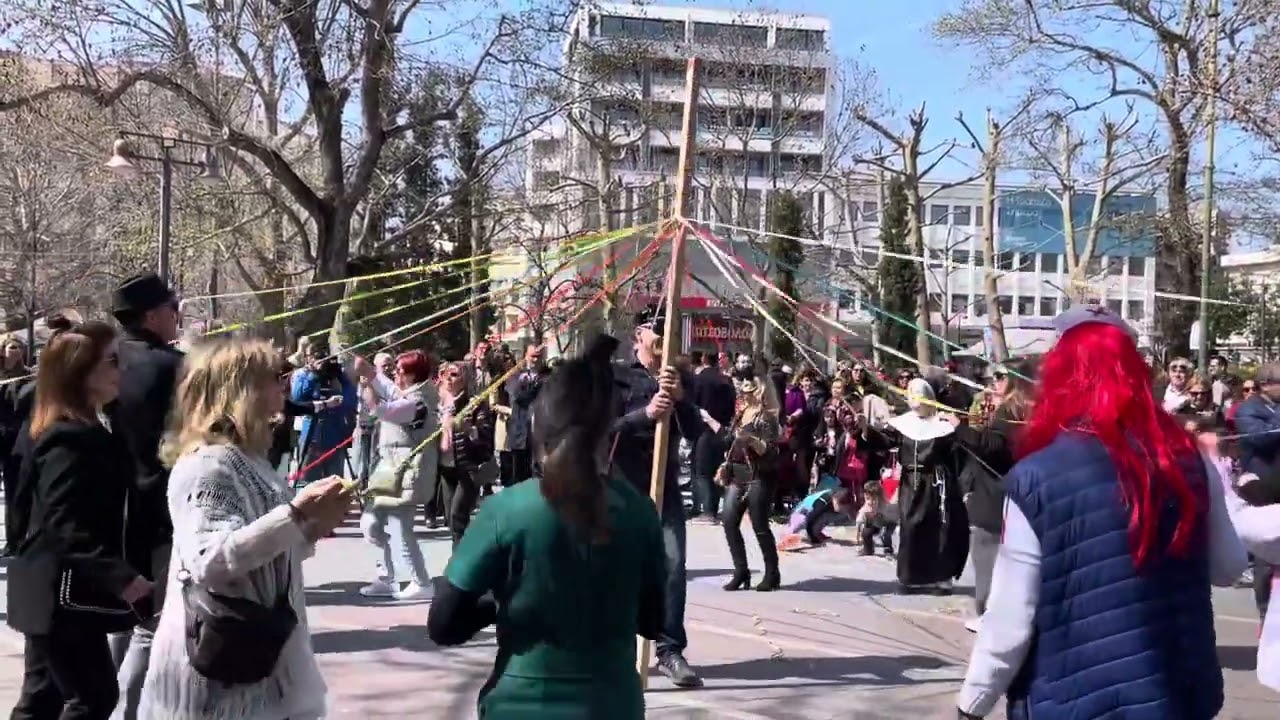 Πλήθος Λαρισαίων ξεφαντώσε σε αποκριάτικο γλέντι στην Κεντρική πλατεία ...