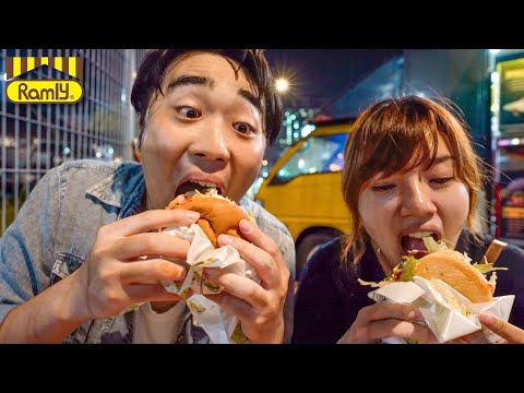 RAMLY BURGER - Malaysia's BELOVED Street Food (Don't Watch at Midnight) マレーシアで大人気の国民的ハンバーガーを食べてみた