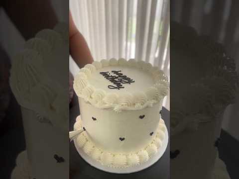 Watch me decorate a “simple” birthday cake 🤍 #cakedecorating #cakedesign #buttercream #birthdaycake