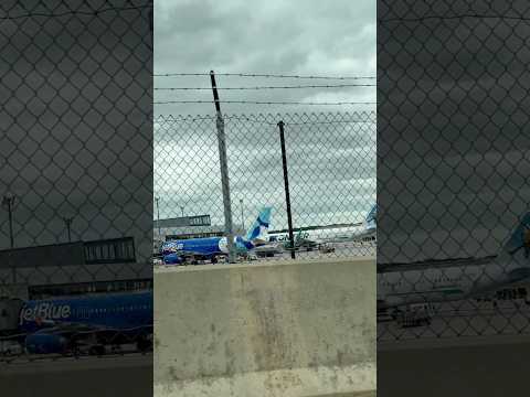 JetBlue A320 and Frontier A321 at Bradley International Airport (BDL) #airplane #bdl