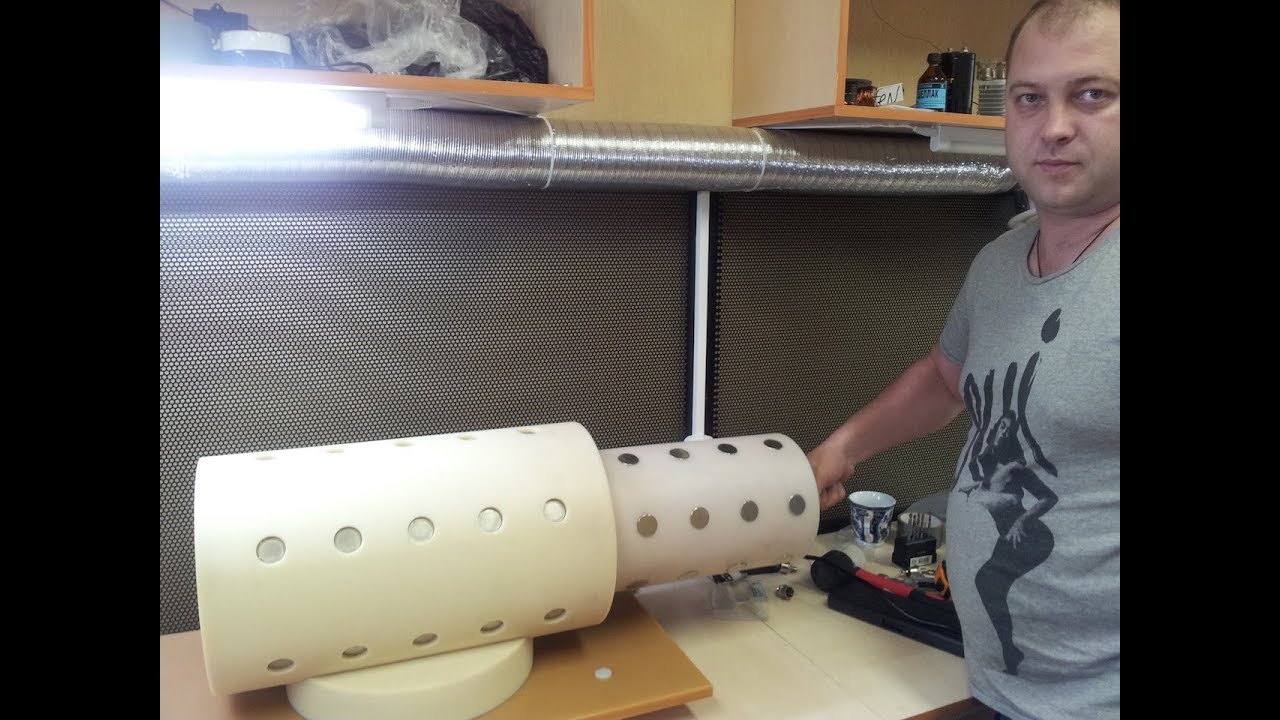 Self running magnetic motor