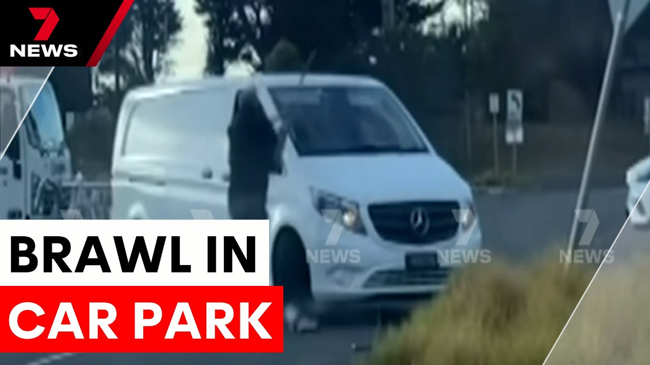 Violent clash in Melbourne supermarket car park | 7NEWS