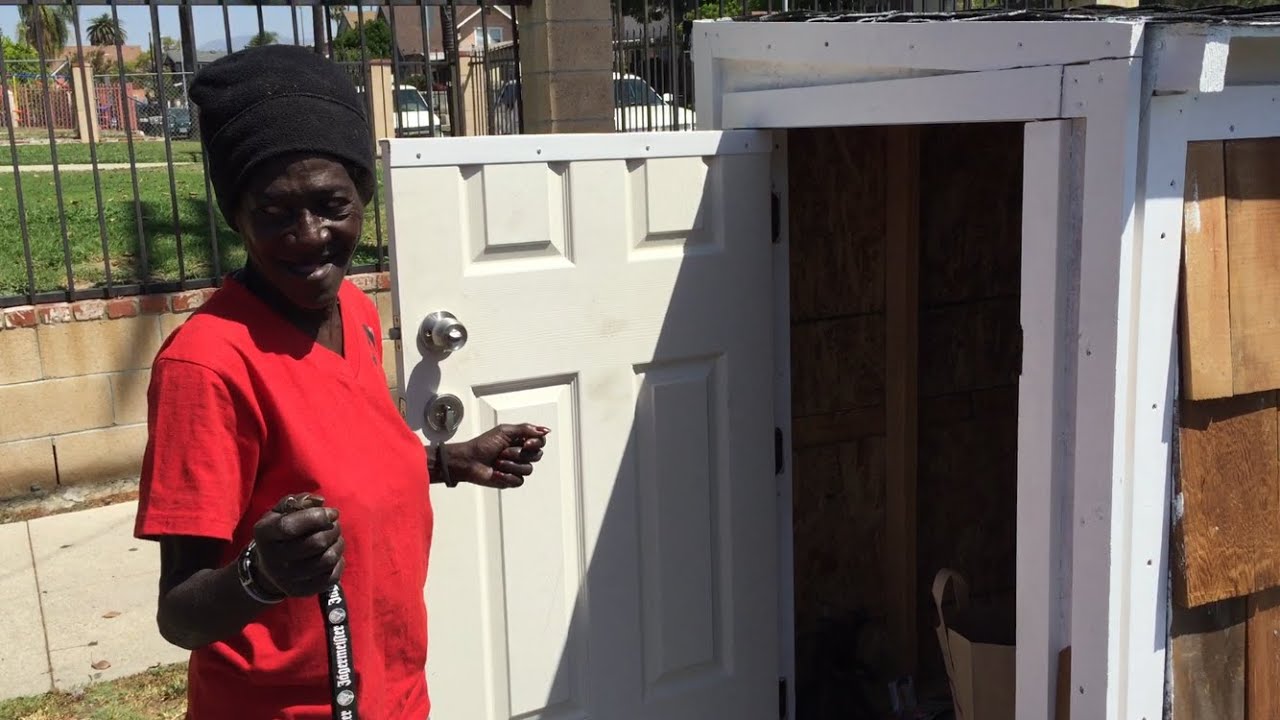 Man Builds a Tiny House for a Homeless Woman Who Was Sleeping in the ...