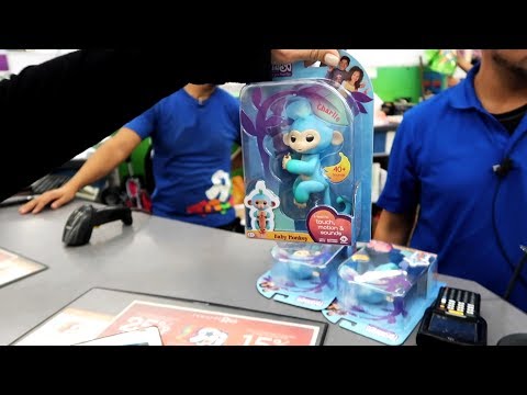 Fingerlings Toys R Us - Royal Vlog