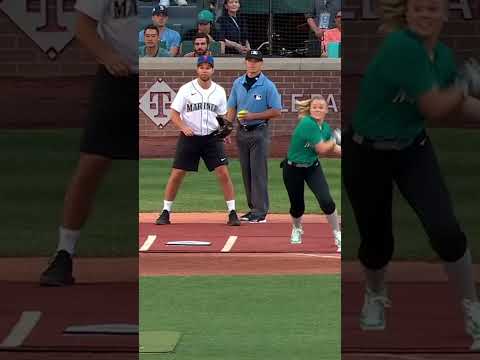 JoJo Siwa shows off the strength at the 2023 MLB All-Star Celebrity Softball Game! 💪🤣
