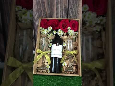 Caja de madera con vino, copas y rosas un regalo Perfecto!
