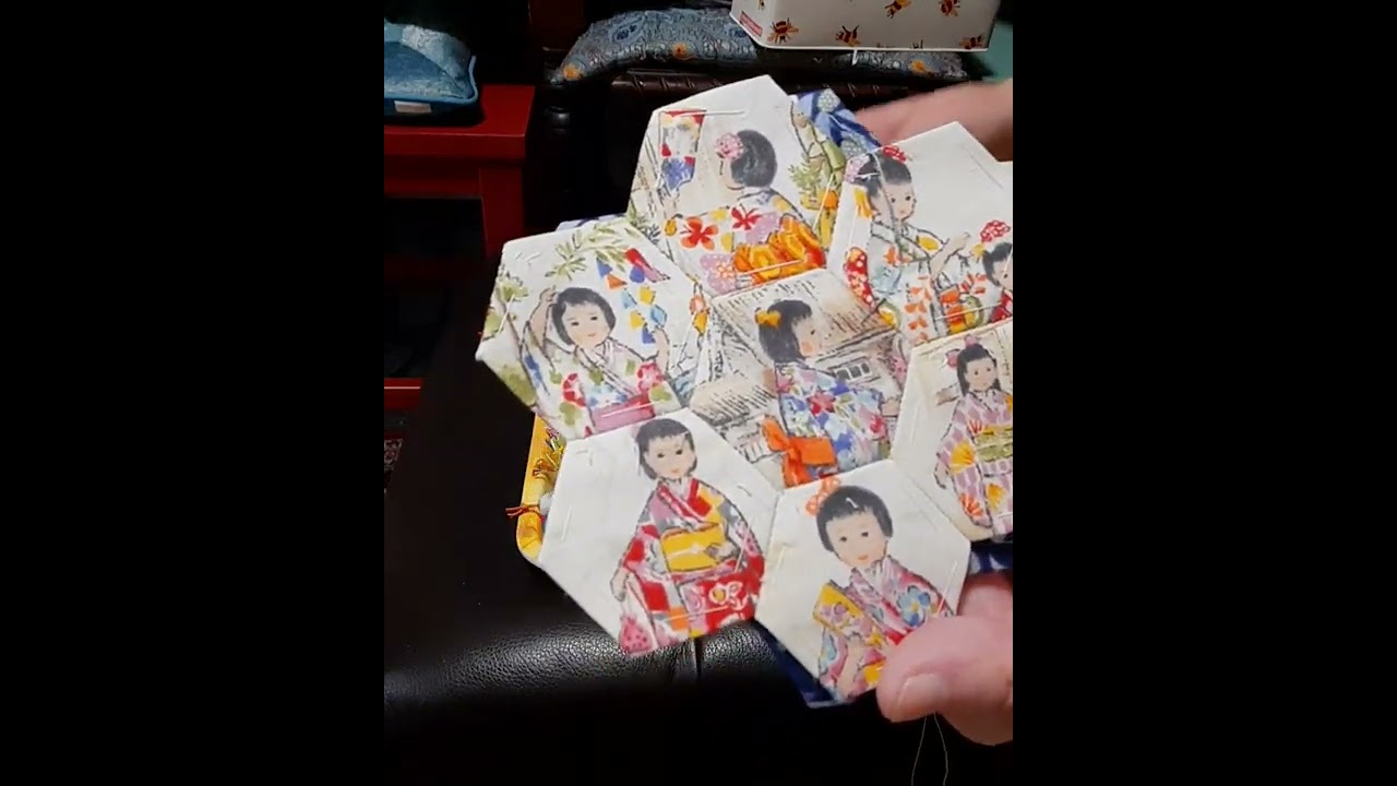 English Paper Piecing a 1 inch Hexagon Flower