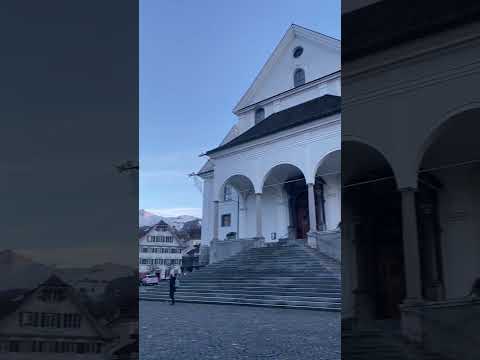Carla Studer auf dem Dorfplatz Stans