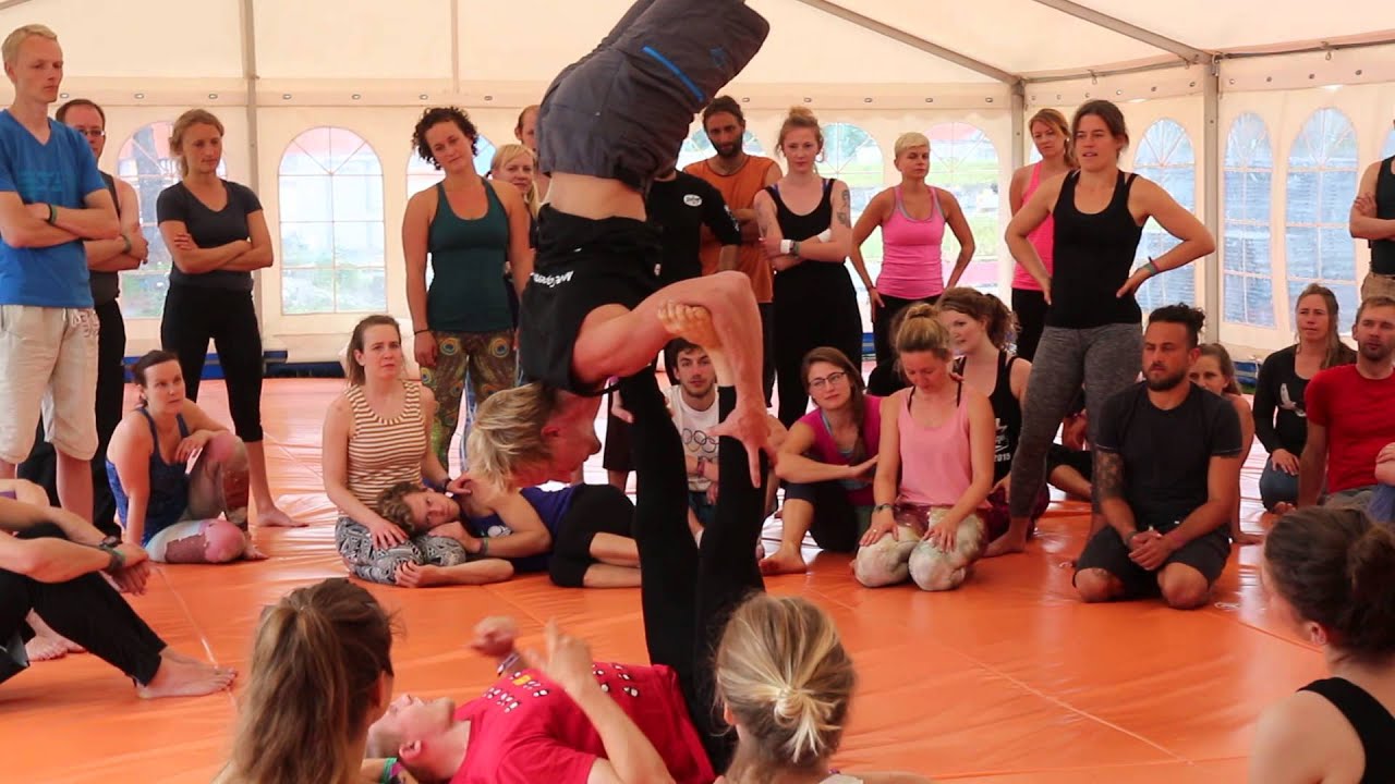 Move Copenhagen moments - Acroyoga workshop exercise