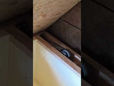 Zeitgesteuerte Futterbox / Heubox / Heuraufe schließt
