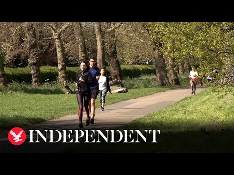 People enjoy warm weather during holiday weekend in London