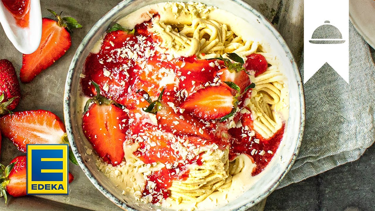 Spaghettieis selber machen | Der Eis-Klassiker mit Vanilleeis und Erdbeersoße | EDEKA