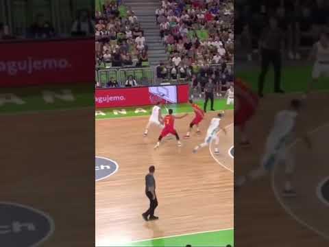 How do you stop this?! ๐คฏ#FIBAWC x #WinForSlovenia ๐ธ๐ฎ ๐ฅ Courtside1891