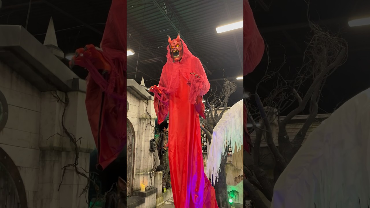 4.9 Ft “Hell Spawn”Animatronic Spirit Halloween Flagship. #halloween #spirithalloween #animatronics