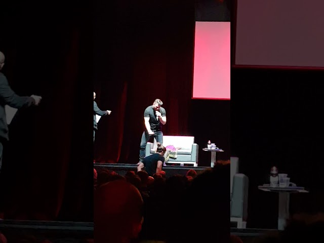 UFC News: Michael Bisping makes a fan's day by signing an autograph on ...