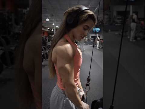 Top makes the pecs pop, #fitness #muscle #musclemommy #bulk #lean #explorepage #womenwholift
