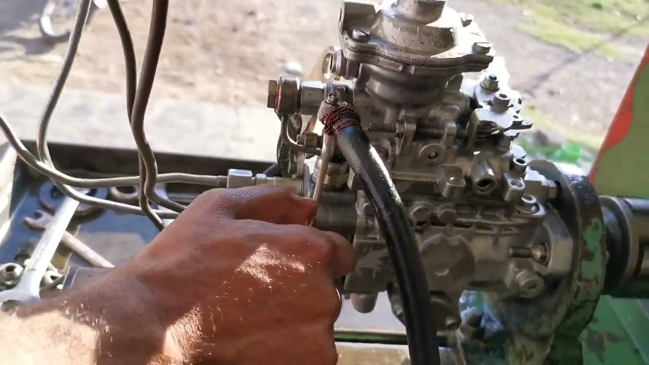 Setting Mixture on a Bosch VE Diesel Injector Pump. (Screwing the Pump)