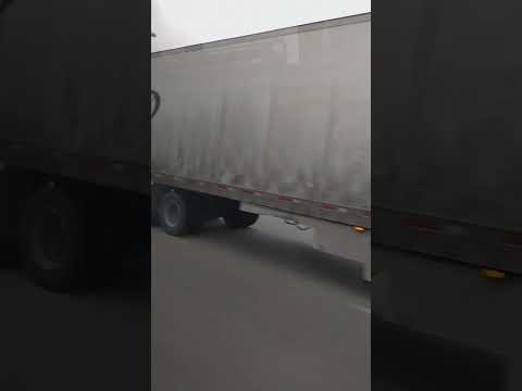 Freightliner cascadia pulling a dry van in Tulsa ok