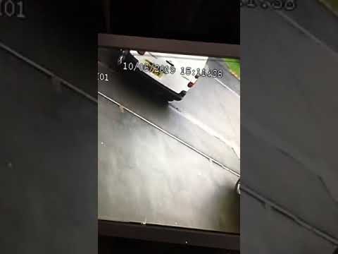 Lithuania idiot in Uk fighting for a 1 cm parking place.. Twat