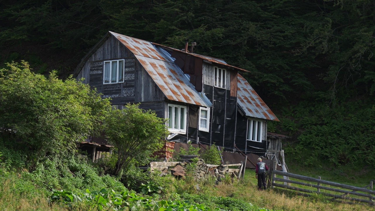 They Live a Self-Sufficient on a Mountaintop Off The Grid