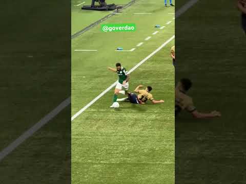 Vejam o que o Felipe Anderson fez! É só jogar do lado certo! #palmeiras #futebol