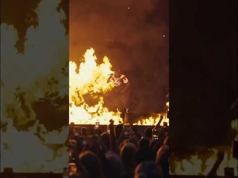 Chris Brown brought all the heat to Amsterdam's Johan Cruijff Arena for night 1 of Breezy Bowl XX π₯