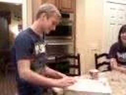 Jarefag icing a cake