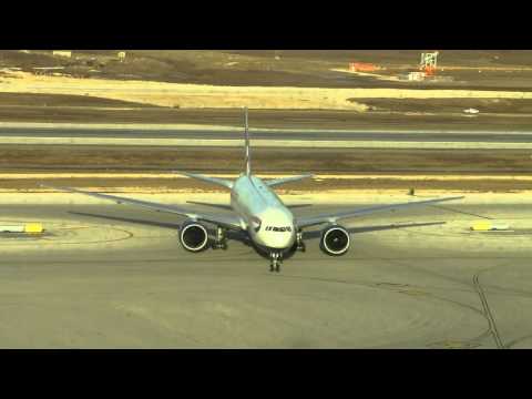 Boing 777 taxing to the gate at Tlv