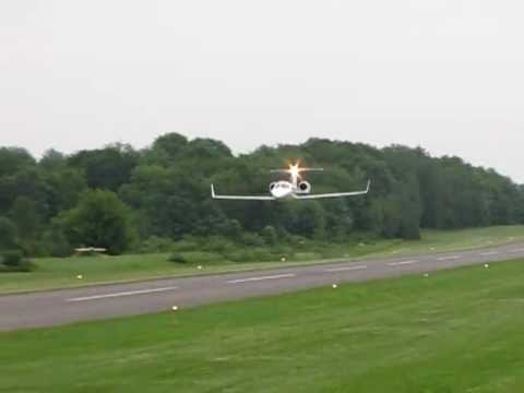 Learjet 31 High Speed Flyby - Canal Piloto