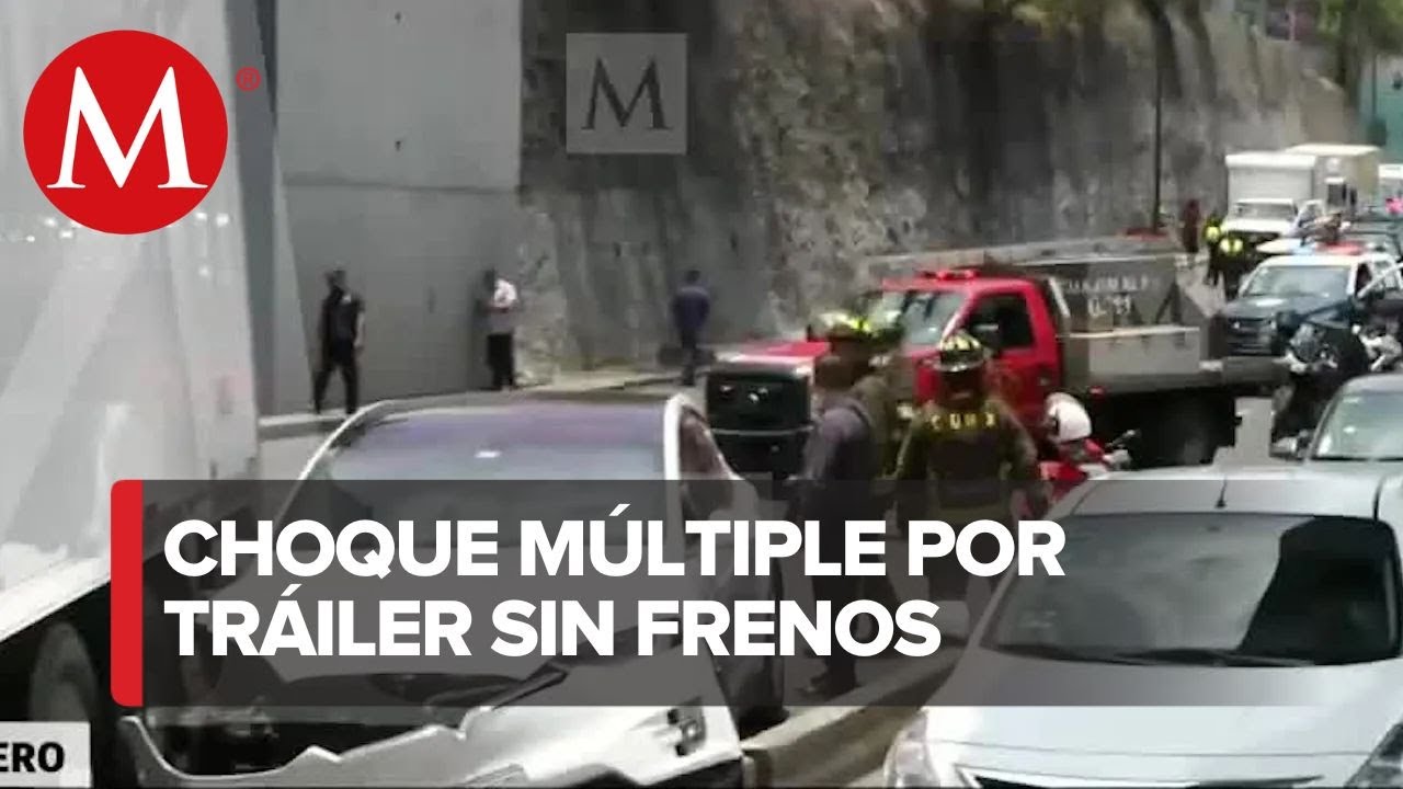 Tráiler se queda sin frenos y choca contra varios vehículos en Puerta Santa Fe, CdMx