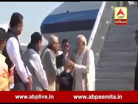 PM Modi has which person doing a long conversation in Ahmedabad airport