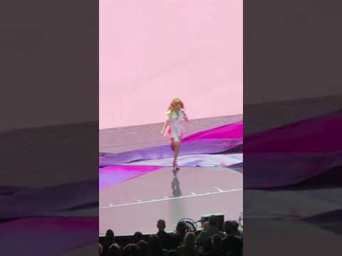 25 Times Celebrities Fell Offstage - Celebrity On-Stage Falls