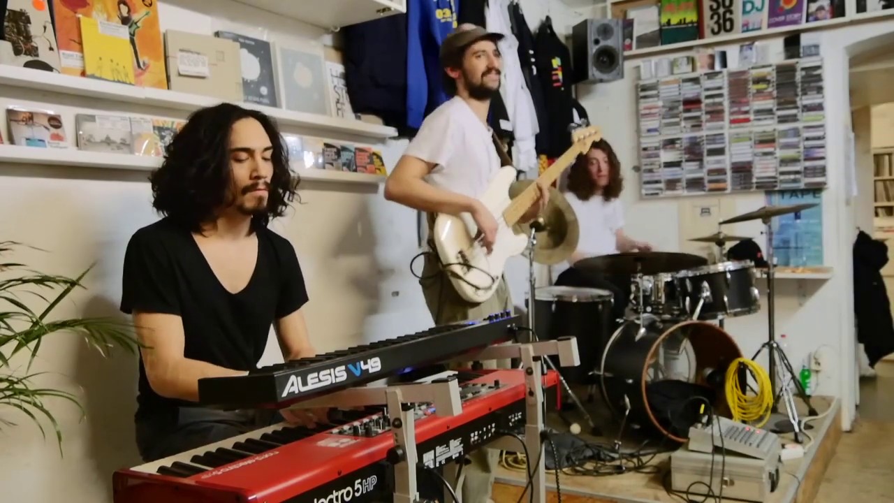 Triorität - Ammoniak (live at OYE Records)