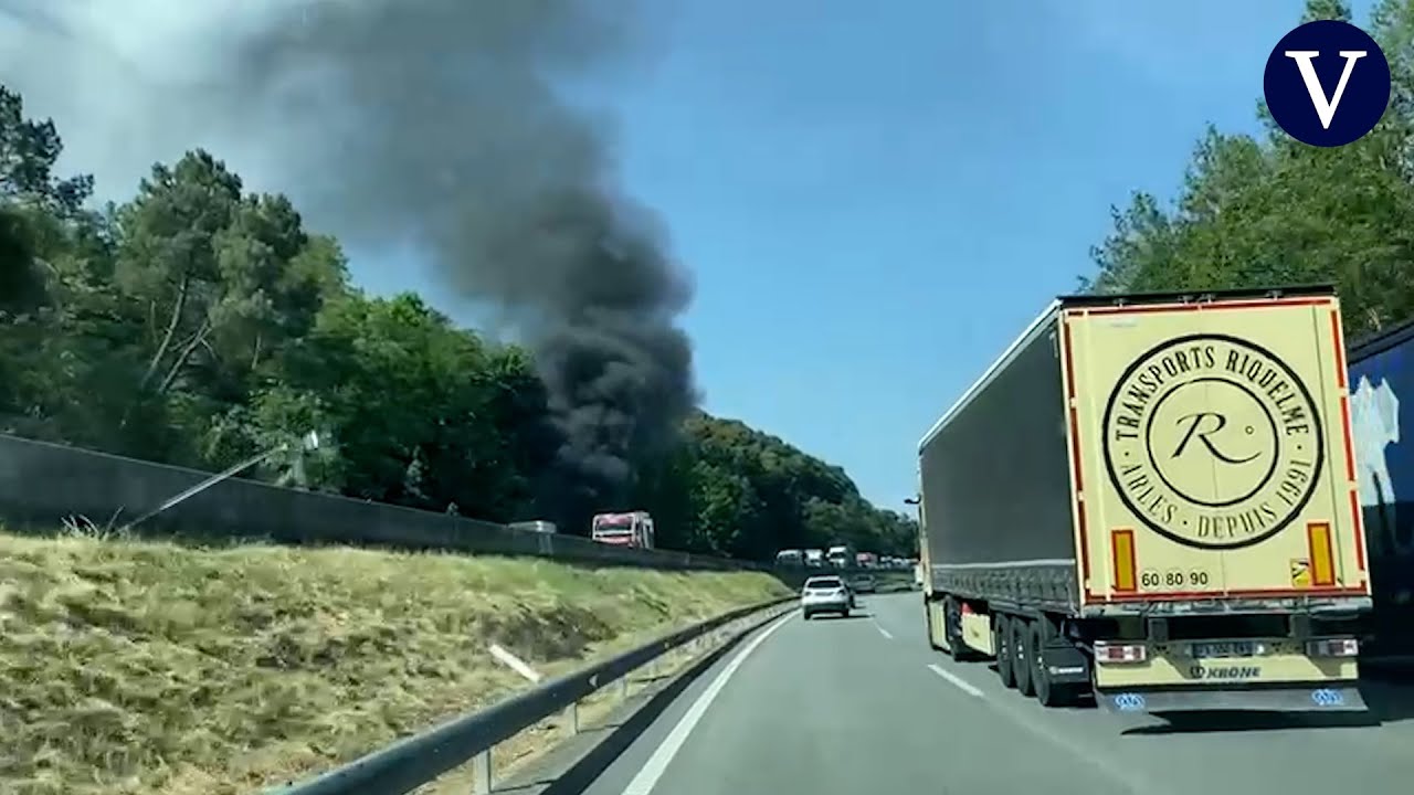 El incendio de un camión obliga a cortar el tráfico de la AP-7 a la altura de Sant Celoni