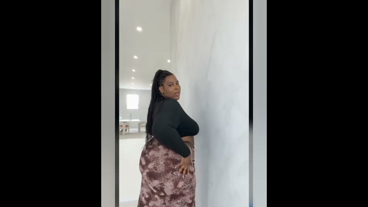 Nika || @plussizewomen