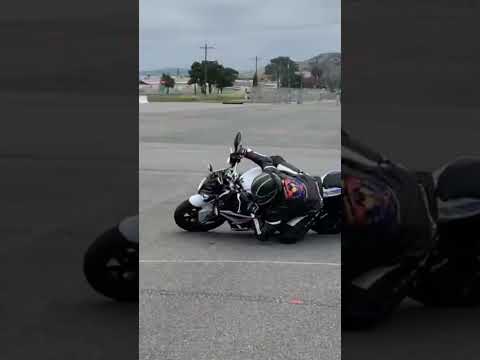 1ST ELBOW DOWN! Stock 2018 BMW S1000R