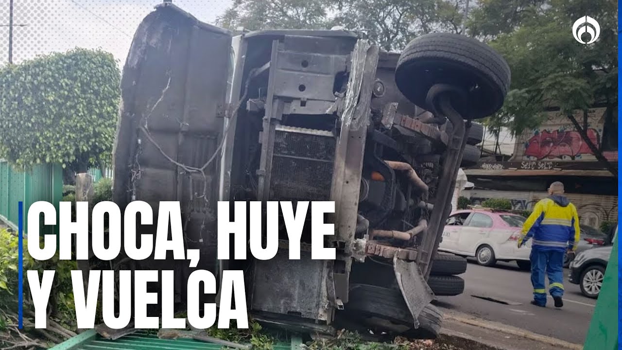 Microbús provoca choque múltiple, intenta huir y termina volcado