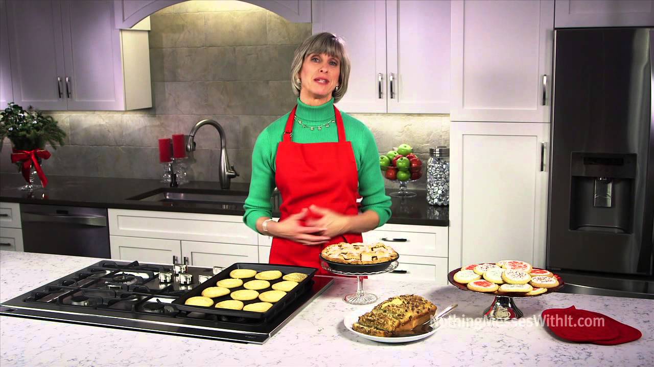 Making Holiday Meals Easier with the Right Cookware and Bakeware