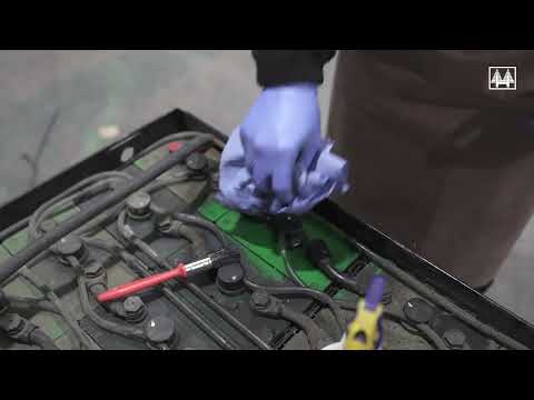 HOPPECKE Service – Keeping your battery clean