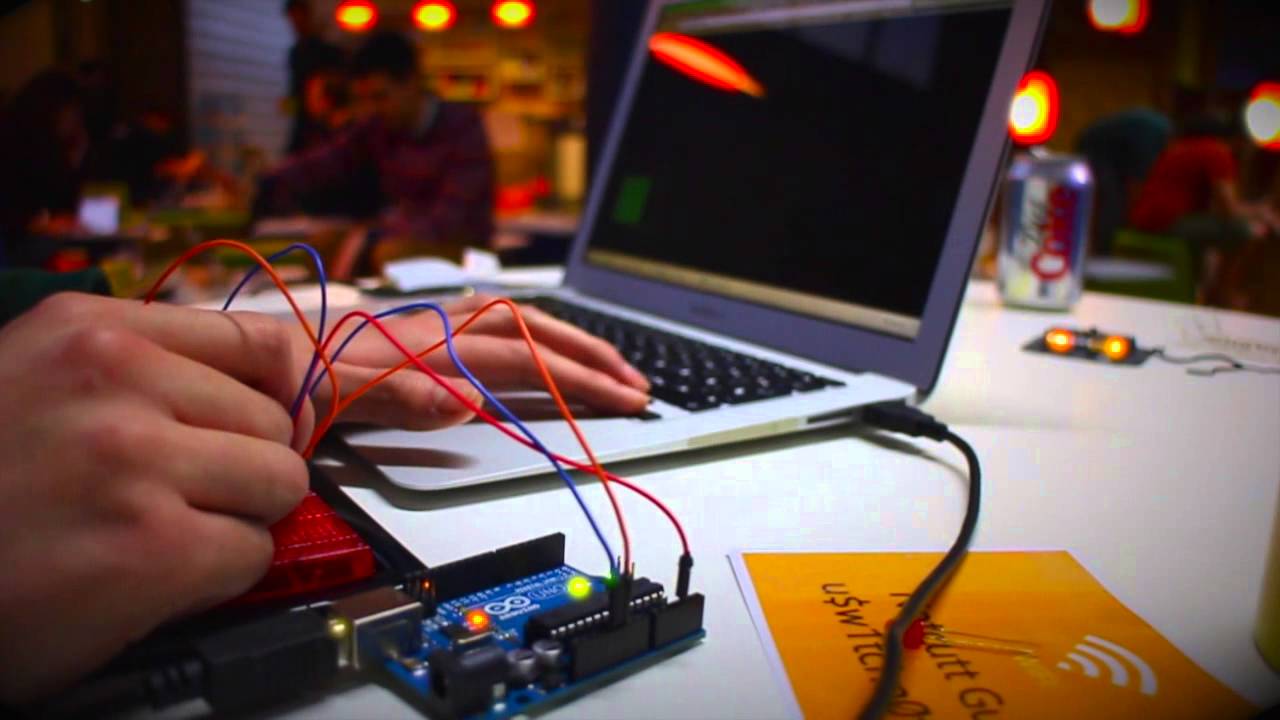 Howard's amazing game, powered by #nodebots https://github.com/cheeseen