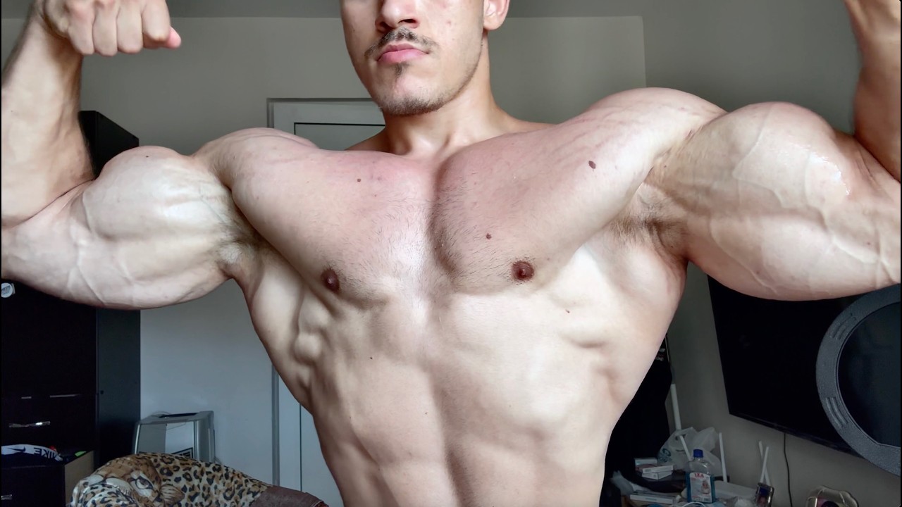Insane Muscle Size With Powerful Controlled Flexing