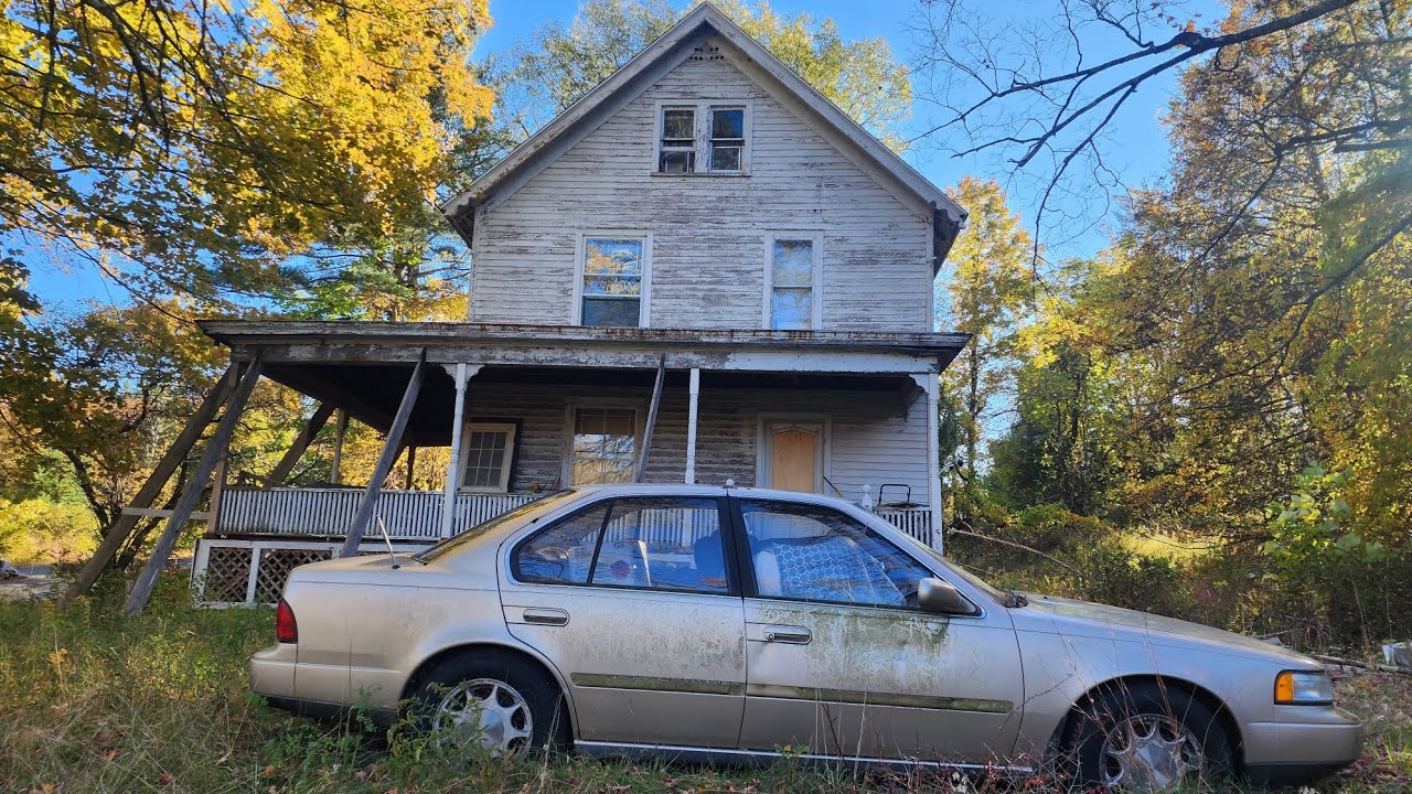 Family's Lost ABANDONED Farmhouse Perfectly Preserved in Time