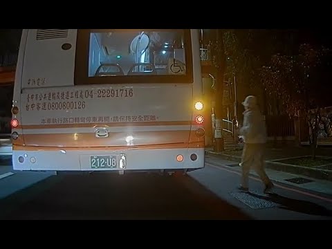 好認真的公車司機，都離站了，還放人上車 | WoWtchout - 地圖型行車影像分享平台