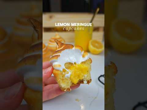 Lemon meringue pie, in cupcake form!๐ Zesty lemon curd, carmely biscoff crumb, and dreamy meringue