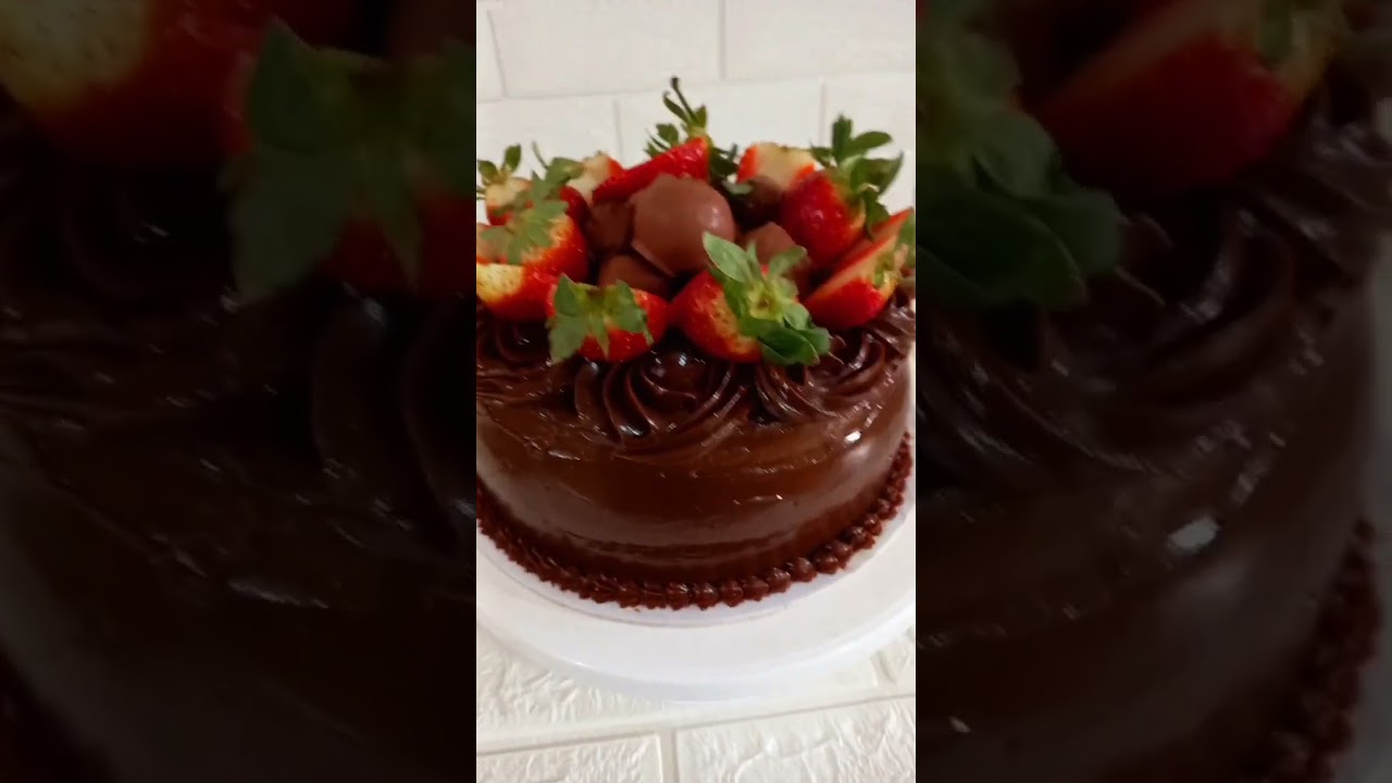 Torta Humeda de chocolate rellena de fudge con fresas y trufas