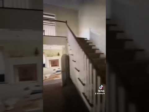 Exploring a mansion abandoned due to unforeseen circumstances…