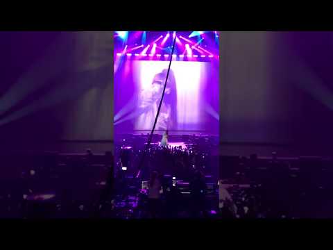 Ariana Grande crying One last time Torino 2017