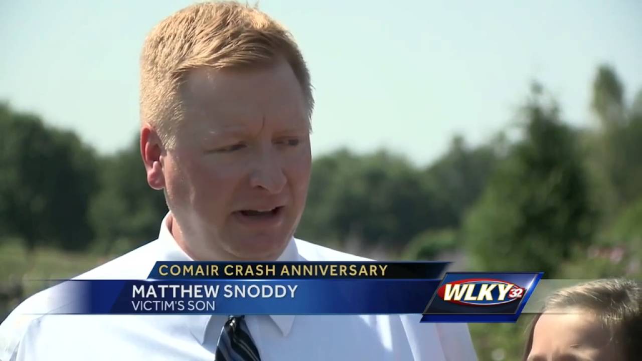 Memorial service marks crash of commuter plane at Lexington airport