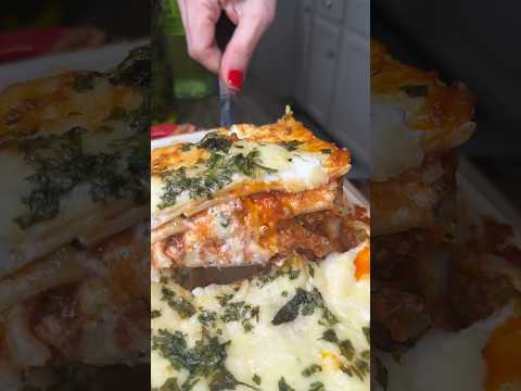 The BEST lasagna 🇮🇹 is made with béchamel and a ricotta mixture! Make it! 💥 #lasagna